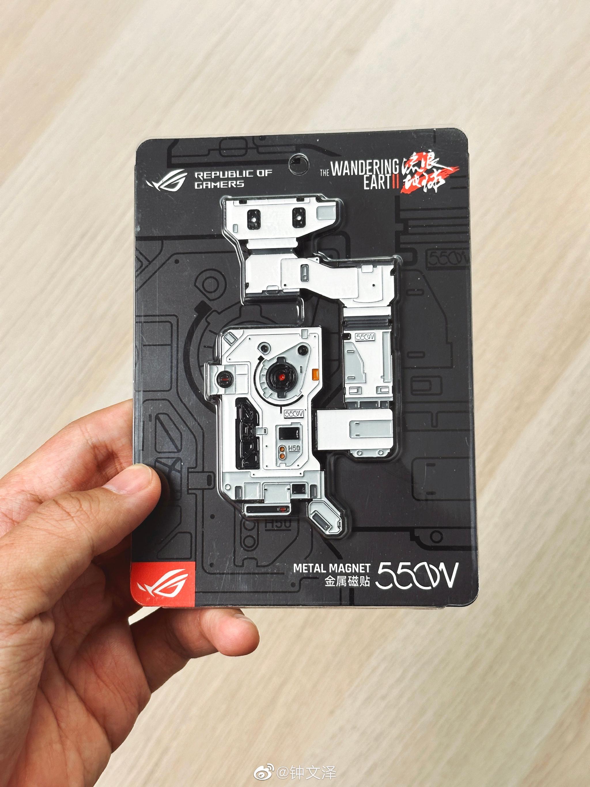 哇，收到了 ROG 寄过来的《流浪地球2》MOSS 冰箱贴！|流浪地球2|冰箱贴|杜比_新浪新闻