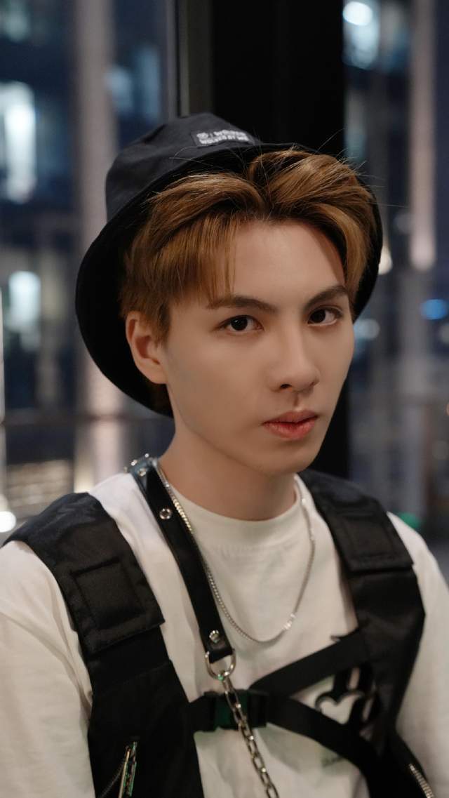 Alex、487登上SEEK风尚画报！Alex发文成鹅鸭杀“本鸭”