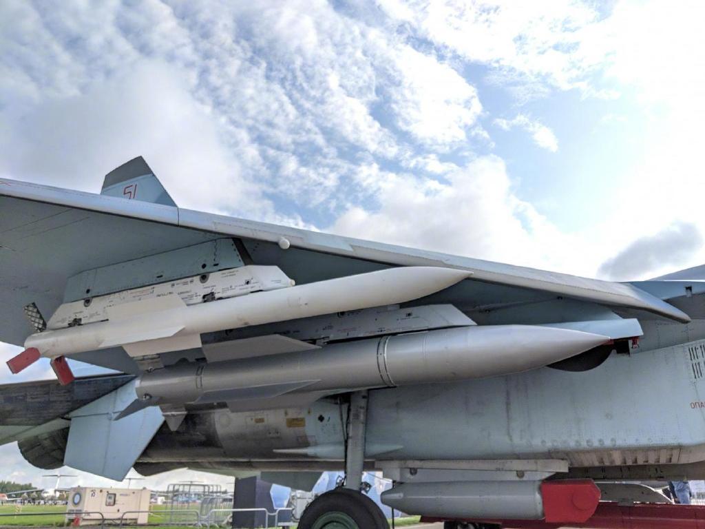 300公里外击落敌机？苏35的新杀手锏，超远程空对空导弹首尝战果|空对空导弹|米格|敌机_新浪新闻