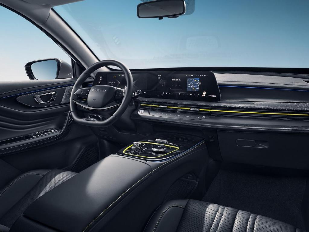 国产高端SUV，顶配14.99万，2.0T飚261马力，外观尊崇，内饰奢华