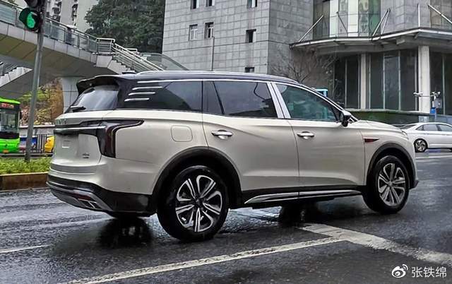 汉兰达的新对手，红旗HS6实车曝光，轴距2920mm，搭载2.0T动力