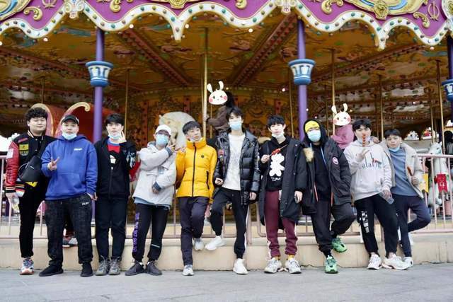 QG全员帅哥，AG合影最惬意，DYG合照大有猫腻，久诚站位亮了