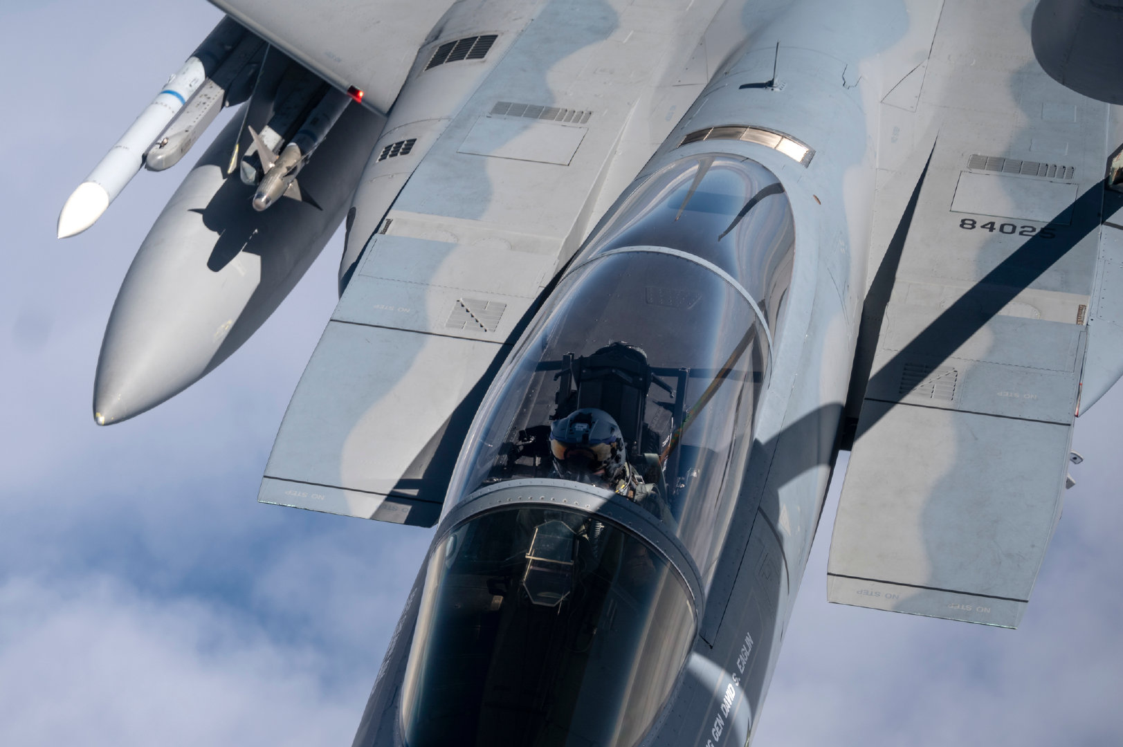 第44战斗机中队F-15C“鹰”在太平洋上空飞行