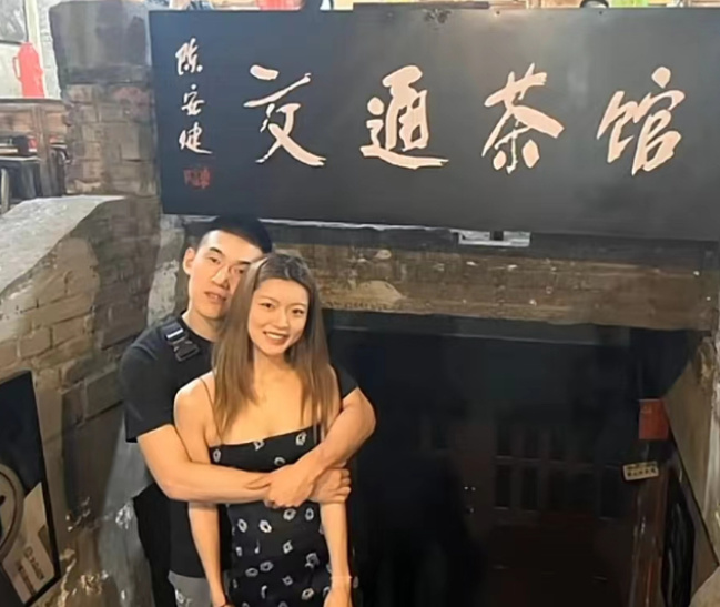 郎才女貌，CBA冠军带女友出游，1米75大长腿，公认网球女神|CBA|辽宁队|付豪_新浪新闻