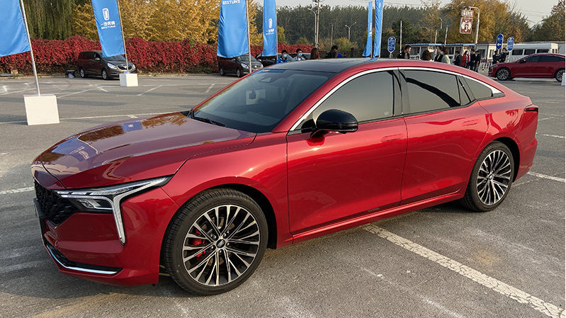 奔腾B70 2.0T版13.59万起 朱亚文试驾后有何感受？-新浪汽车