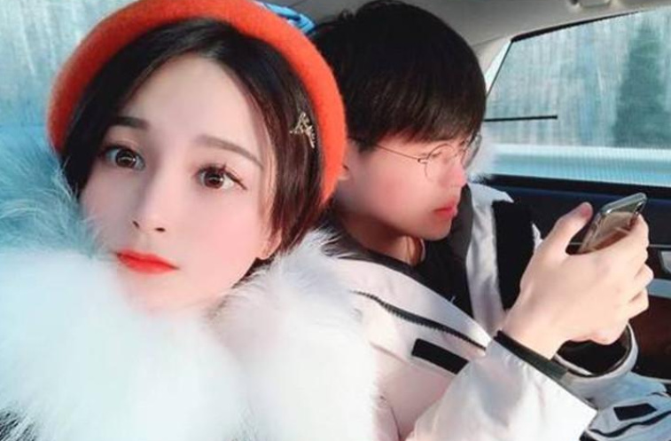 Mlxg自嘲和老队友差距太大，自己开A6，姿态都开迈巴赫了