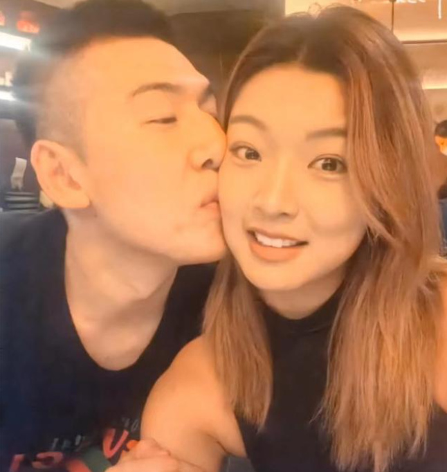 郎才女貌，CBA冠军带女友出游，1米75大长腿，公认网球女神|CBA|辽宁队|付豪_新浪新闻