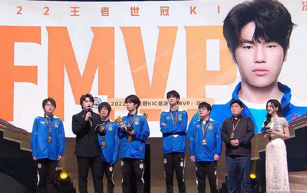 eStar夺冠，花海仰天怒吼庆祝，赛后发声：我还没老，会继续发光