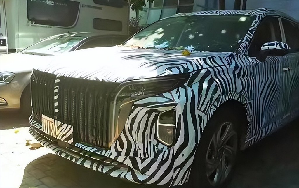 红旗HS6要来了，外观很霸气，长近5米可选5/6/7座，配2.0T动力