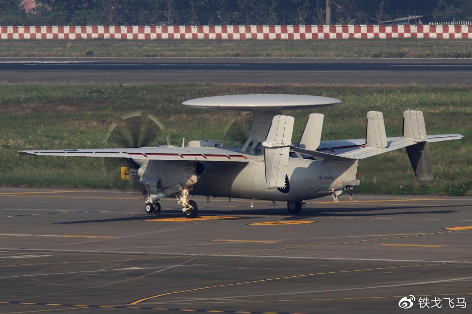 台伪空军E-2K伤重不治，高级飞官就这水平？|预警机|空军|起落架_新浪新闻