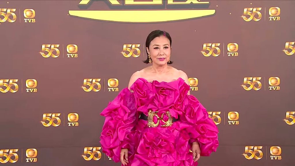 TVB台庆群星璀璨，马国明与女友十指相扣，75岁汪明荃挑战露肩装|马国明|汪明荃|十指_新浪新闻