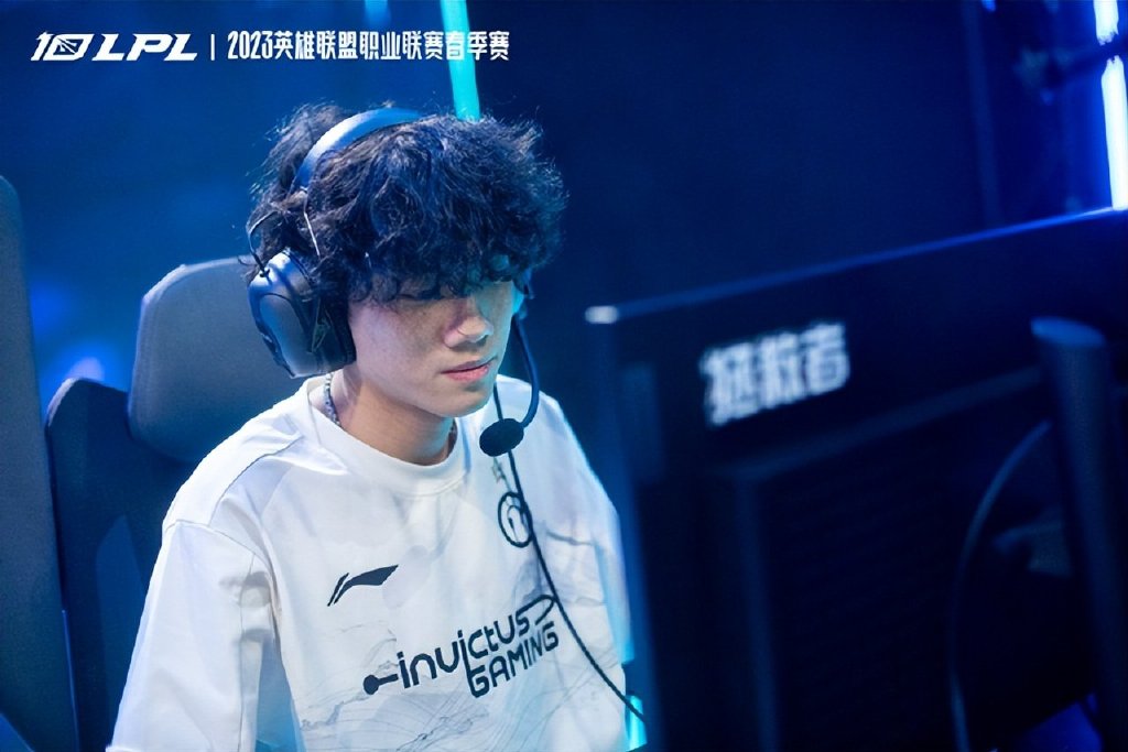 RNG惨遭LNG海报嘲讽？“皇帝的新衣”真实伤害拉满！