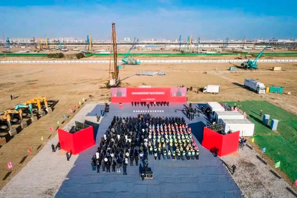 2023光伏扩产“狂飙”，32个项目签约、开工，总投资超2400亿！