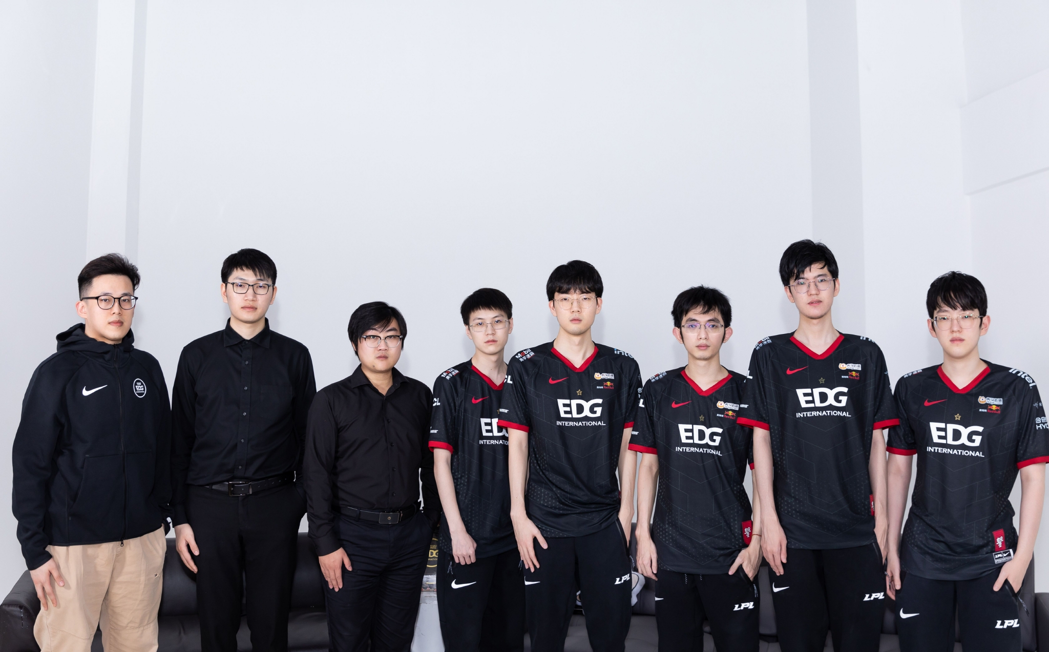 今天的合照来啦～今天是单手插兜|edg|blg_新浪新闻