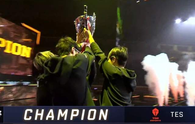 LPL女主持人整容失败？S9还水灵可爱，S10却瘦到脱相