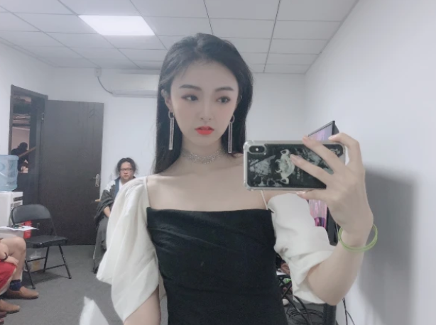 LPL女主持人整容失败？S9还水灵可爱，S10却瘦到脱相