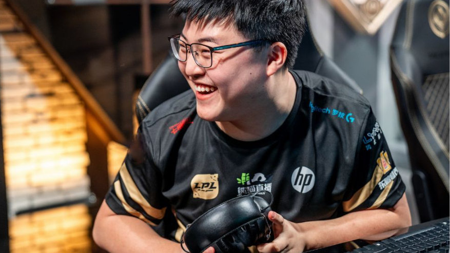 LPL的神回来了！UZI深夜抵达EDG基地，EDG官方明示EDG.UZI上线！|基地|官方|爱德朱_新浪新闻