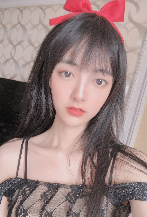 LPL女主持人整容失败？S9还水灵可爱，S10却瘦到脱相