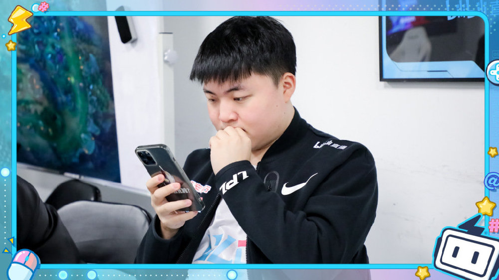 UZI被Doggo按在替补位，本人正面回应近期舆论，马老师直言很欣慰|UZI|英雄联盟_新浪新闻