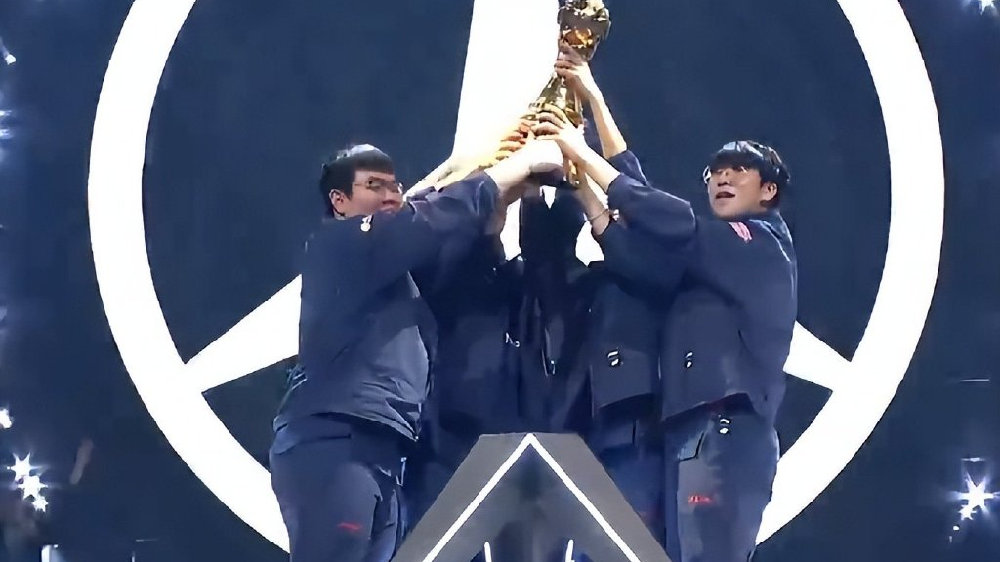 JDG击败BLG夺冠，K皇生日收获FMVP，喊话：世界大赛我也行|夺冠|世界大赛|苦瓜_新浪新闻