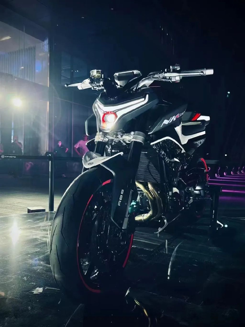 2023年上市？春风800NK概念车亮相，量产版已经路试了！