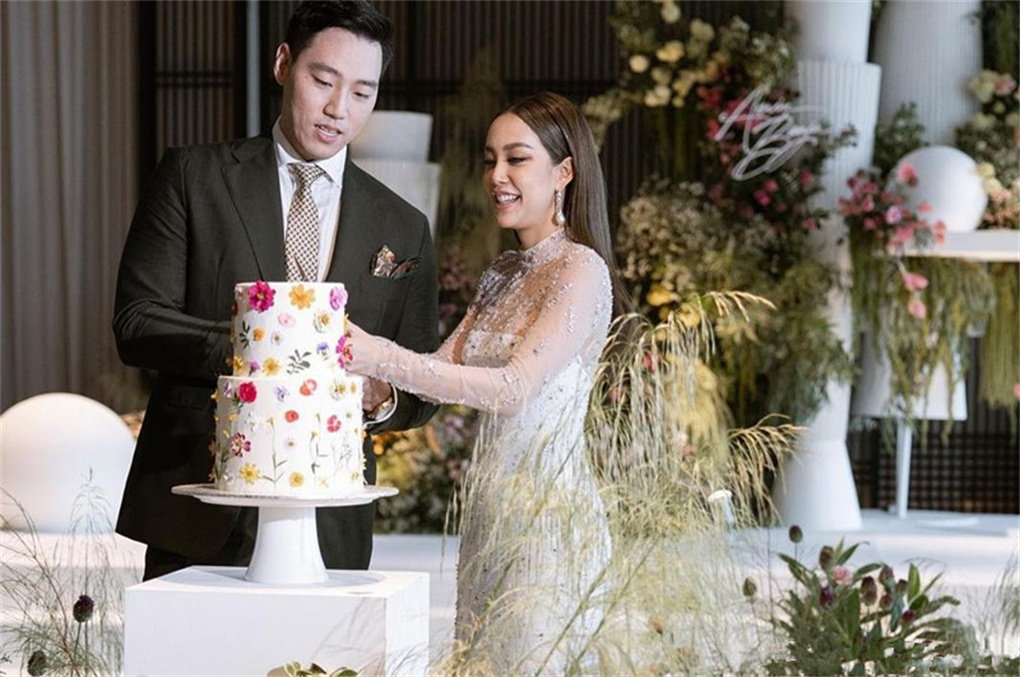泰剧《玻钻之争》女星Aerin大婚，新郎身材高大又多金，相当般配|玻钻之争|九珠|新郎_新浪新闻