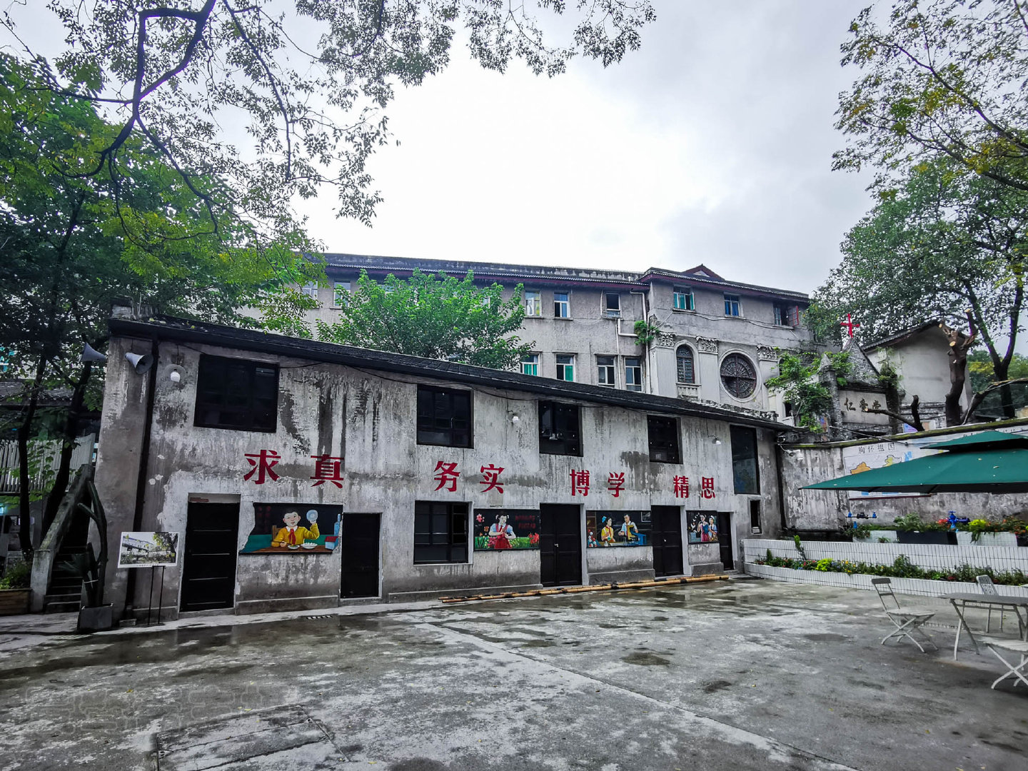 重建后的重庆山城巷，竟藏着个60年前的小学旧址，还有个兴建中的公园