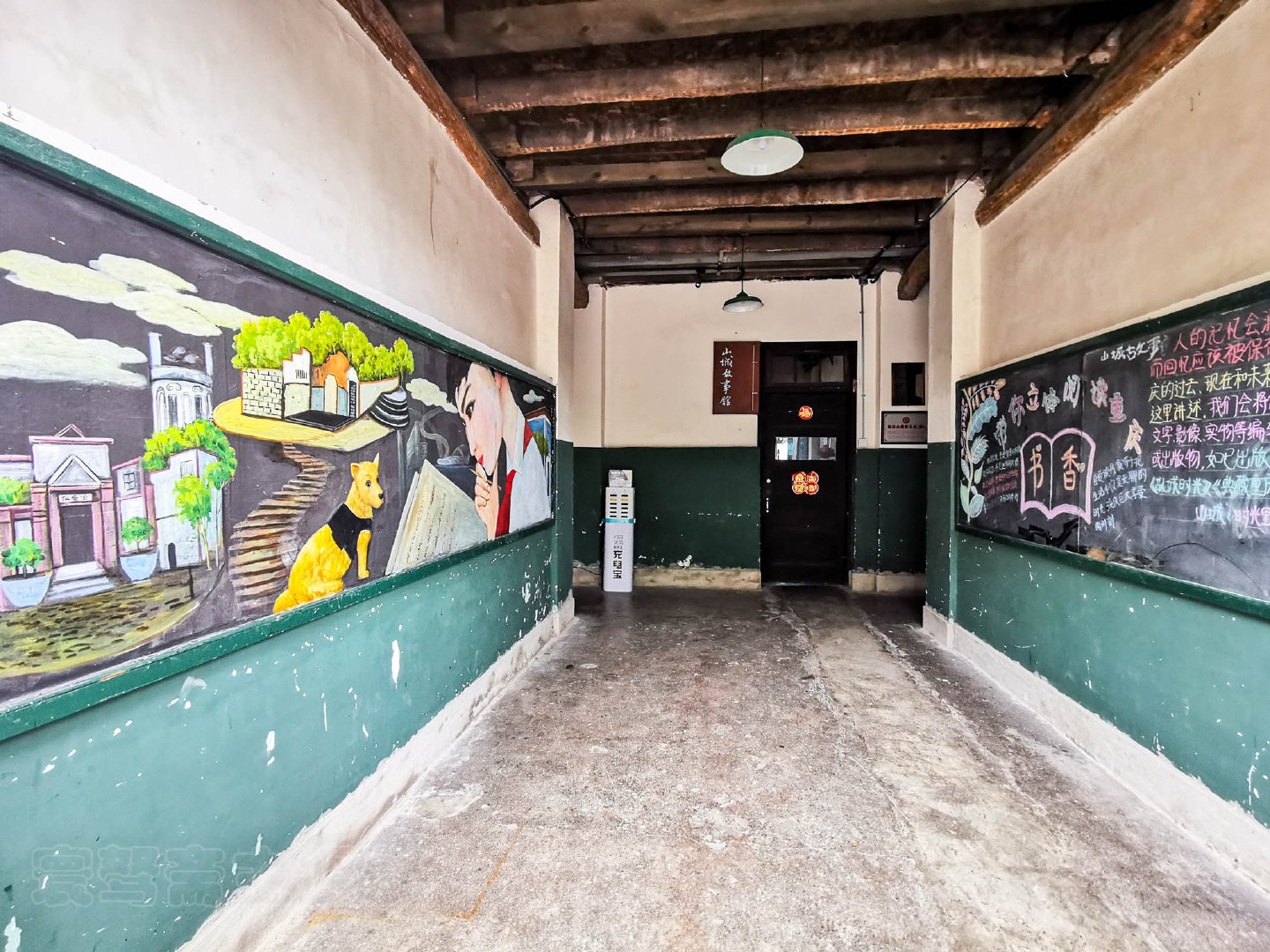 重建后的重庆山城巷，竟藏着个60年前的小学旧址，还有个兴建中的公园