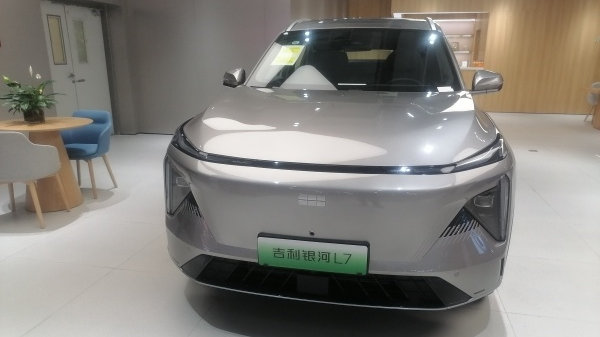 吉利银河L7实拍体验，标配1.5T+3挡DHT组合，续航1370km-新浪汽车