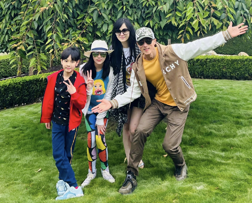 吴尊结束澳洲之旅返回上海，送儿女上学，NeiNei姐弟书包超大抢镜