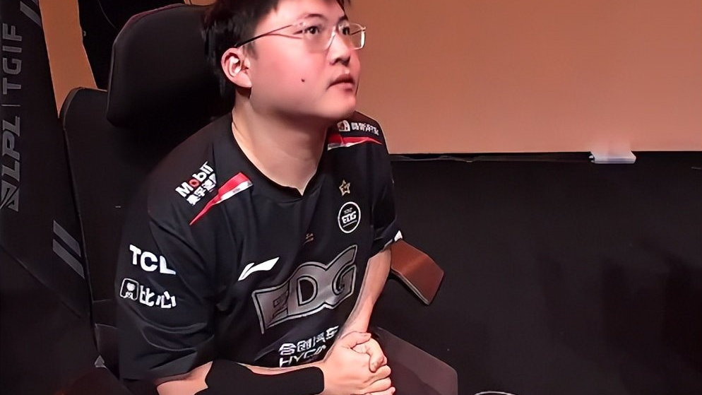 UZI无缘S13，导播单独给特写镜头，赛后哭了，神情让人心疼|导播|特写|神情_新浪新闻