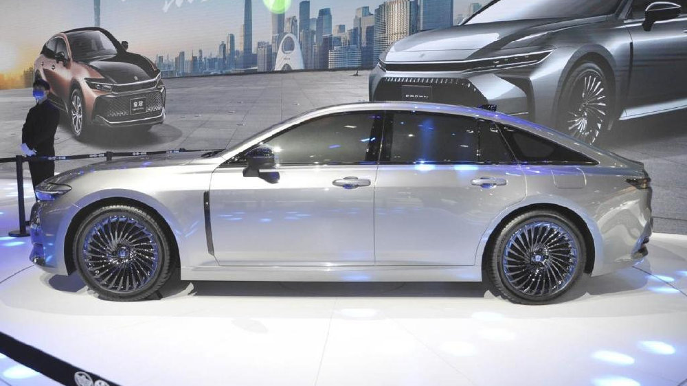 全新皇冠亮相广州车展，提供双外观，预售36.9万起，对标奥迪A6L-新浪汽车