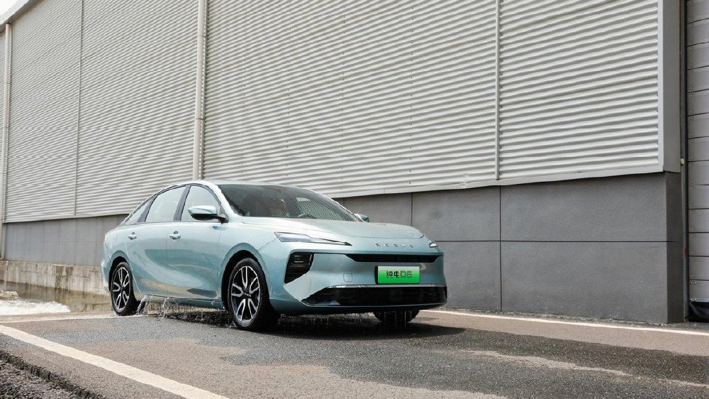 惊爆价7.98万起，电动家轿“卷王” 荣威纯电D6登场！-新浪汽车