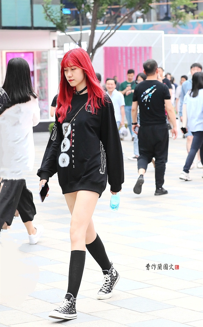 街拍:长筒袜也能穿得很时尚的美女长筒袜美女线袜新浪新闻