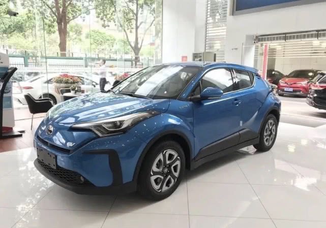 TNGA平台下的首款纯电SUV，丰田CH-R EV实车进店，下月就能买