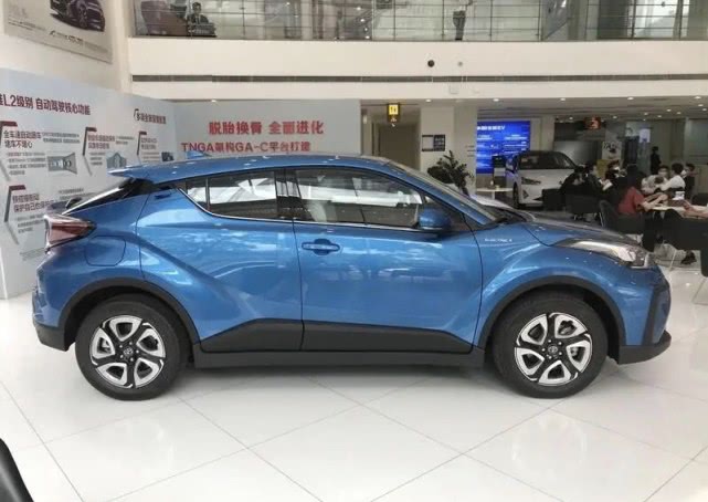 TNGA平台下的首款纯电SUV，丰田CH-R EV实车进店，下月就能买