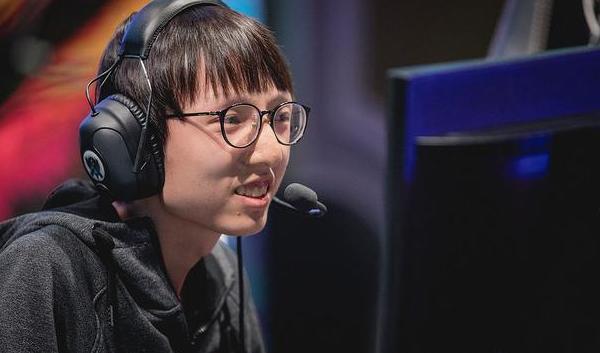 MLXG被姿态套路将穿女装直播，粉丝提前制作效果图，|女装|香锅|姿态_新浪新闻