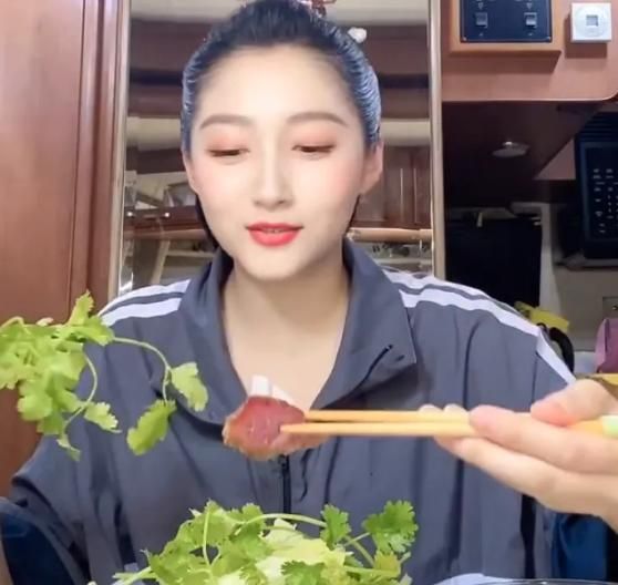 看到关晓彤吃饭的仪式感,不愧是京圈格格