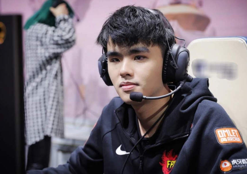 Jackylove玩lwx皮肤，翔少直接送超火，两大冠军ad直播效果拉满