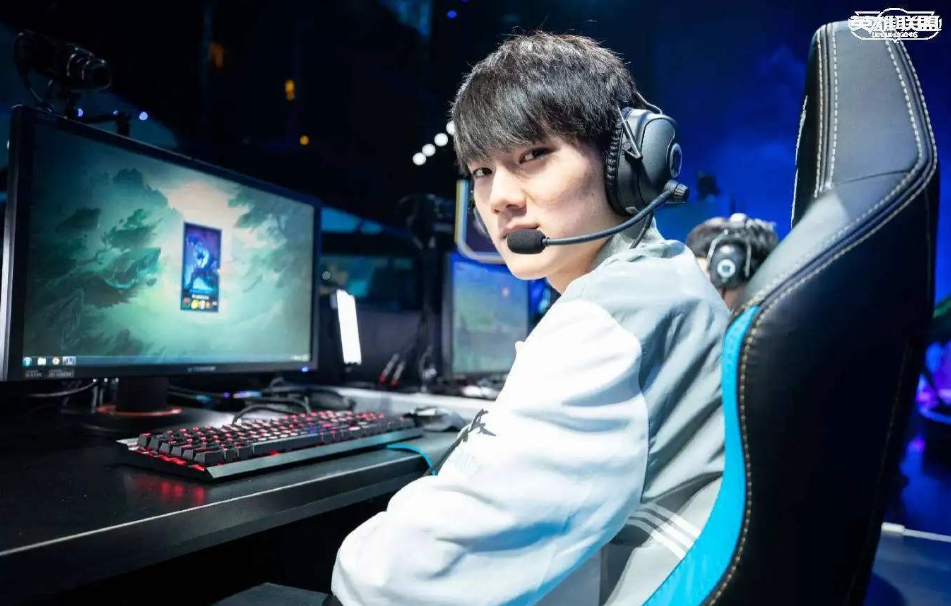 Jackylove玩lwx皮肤，翔少直接送超火，两大冠军ad直播效果拉满