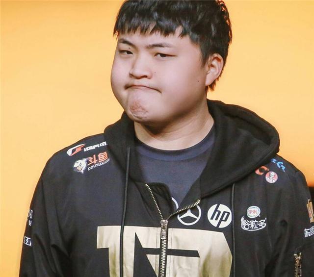 英雄联盟：RNG大战OMG，UZI以另一种方式“参赛”