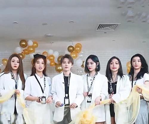 THE9直播全员都在设计Logo，谁注意虞书欣在干啥？镜头还拍着呢