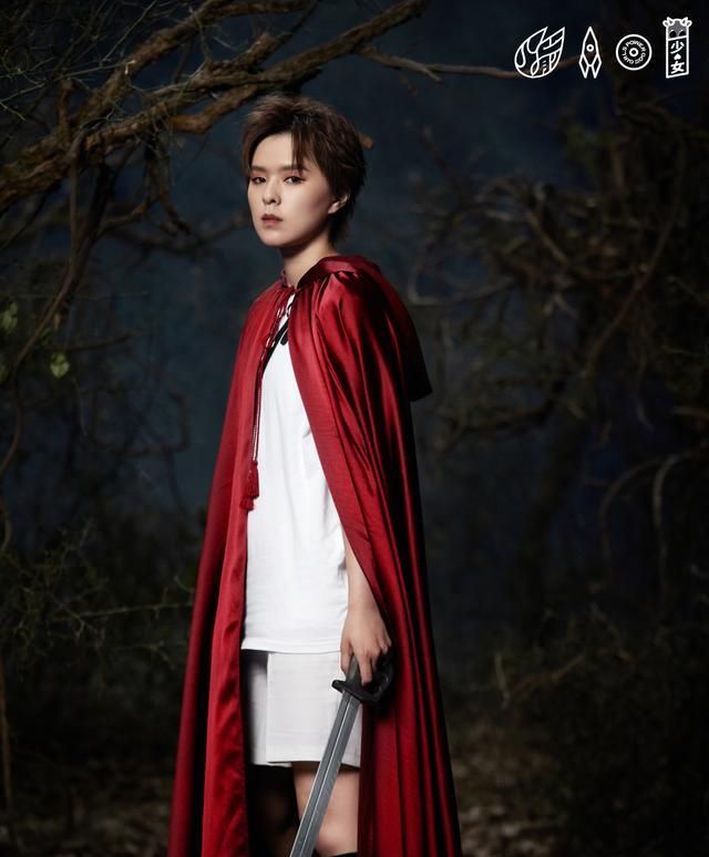 火箭少女集体挑战披风造型，Sunnee穿短裤秀美腿，吴宣仪意外超A