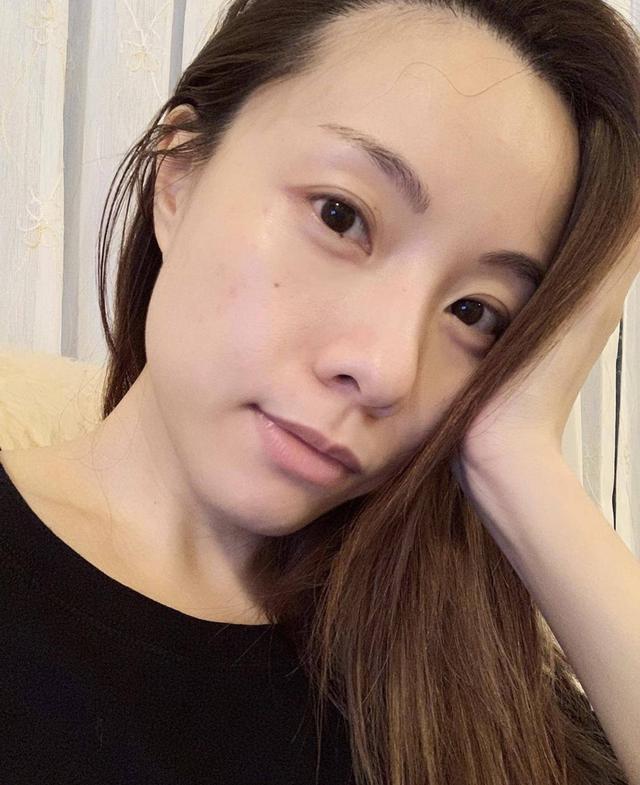 36岁邓丽欣素颜长满雀斑,疑似美颜崩坏?罕见晒性感睡衣照 邓丽欣 雀斑 方力申 新浪新闻