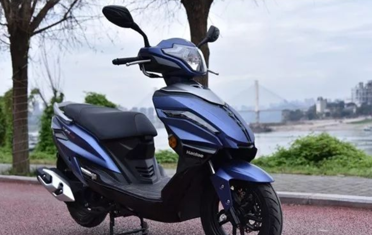 两款热门踏板摩托车，铃木UY125和豪爵USR125怎么选？