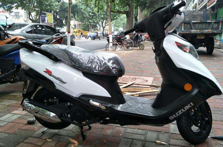 两款热门踏板摩托车，铃木UY125和豪爵USR125怎么选？