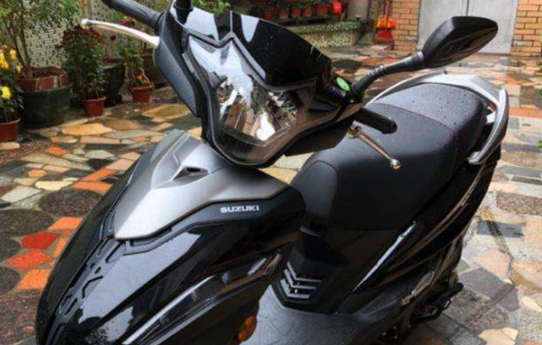 两款热门踏板摩托车，铃木UY125和豪爵USR125怎么选？