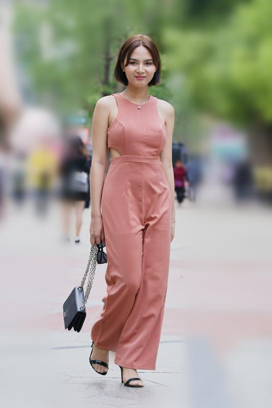 街拍:短发御姐真敢穿!一件粉色连衣裤就出门,不怕侧漏走光!