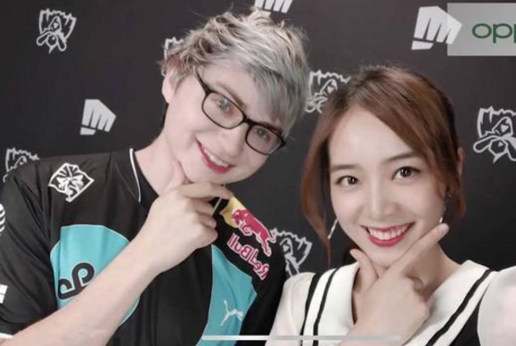 女装大佬Sneaky最新Cos照出炉，C9回应：哥们，你太性感了！|女装|哥们|大佬_新浪新闻