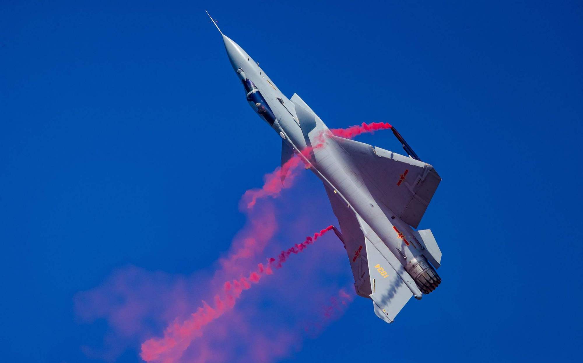 王牌轻型战机对决！歼10C和F16V战场相遇，到底谁更胜一筹？